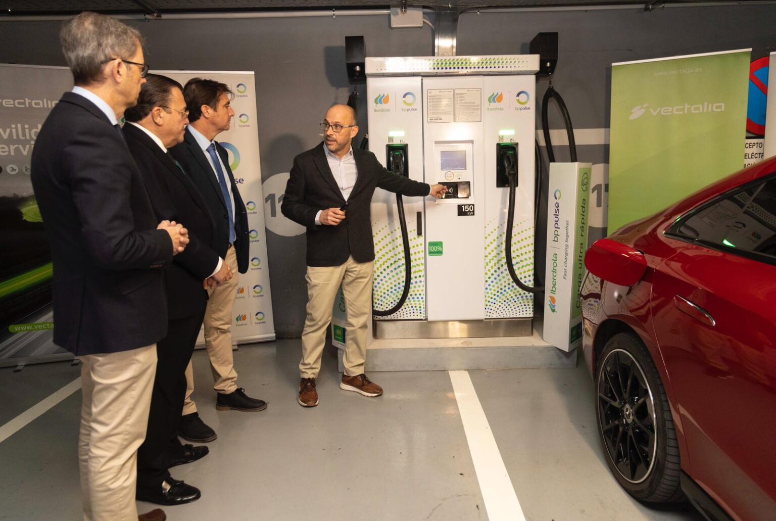 Iberdrola | bp pulse y Vectalia inauguran el mayor hub de recarga en ...